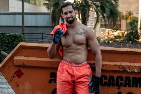 Conheça Tales Alves, o Gari Gato que faz sucesso no Instagram