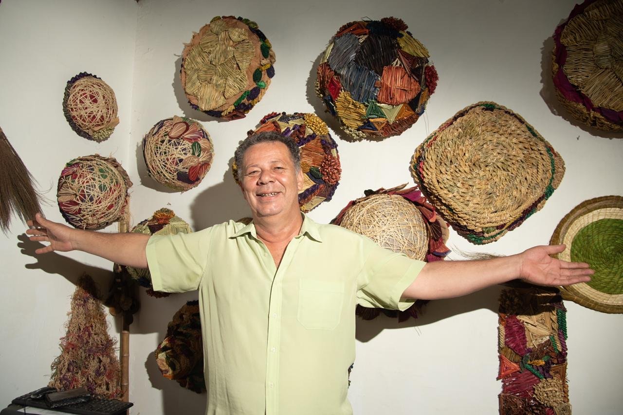 Artesão Juão de Fibra transforma o capim do Cerrado em obra de arte