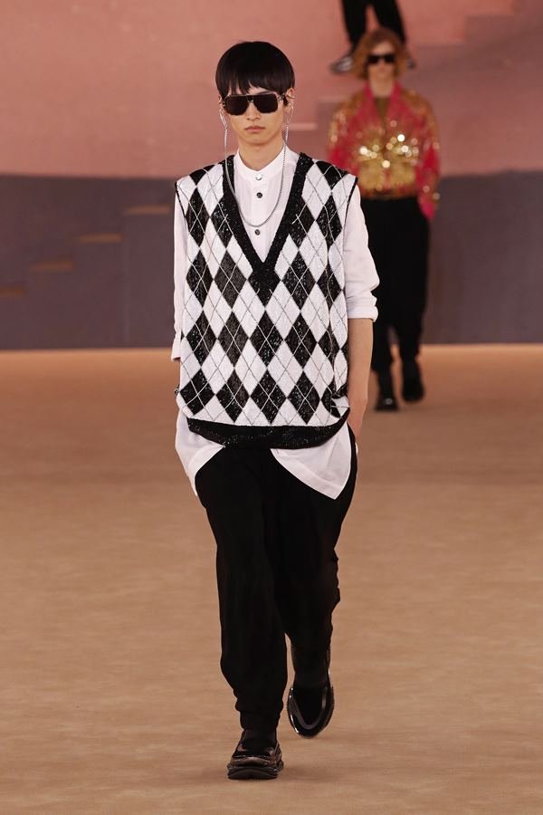 Direto do armário do avô: colete vintage protagoniza looks variados ...