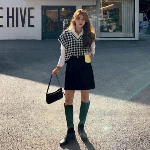 Direto do armário do avô: colete vintage protagoniza looks variados ...