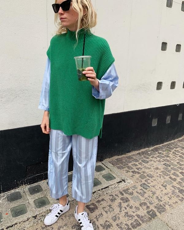 Direto do armário do avô: colete vintage protagoniza looks variados ...