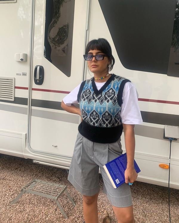 Direto do armário do avô: colete vintage protagoniza looks variados ...