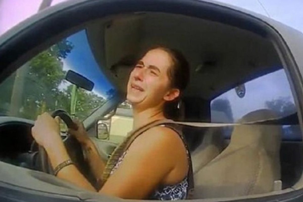 Mulher é presa por alta velocidade e se justifica: “Queria fazer cocô ...