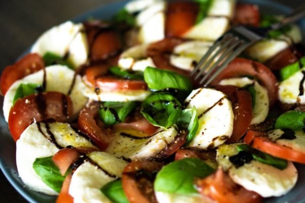 Tá com calor? Aposte em uma salada caprese deliciosa com 3 ingredientes ...