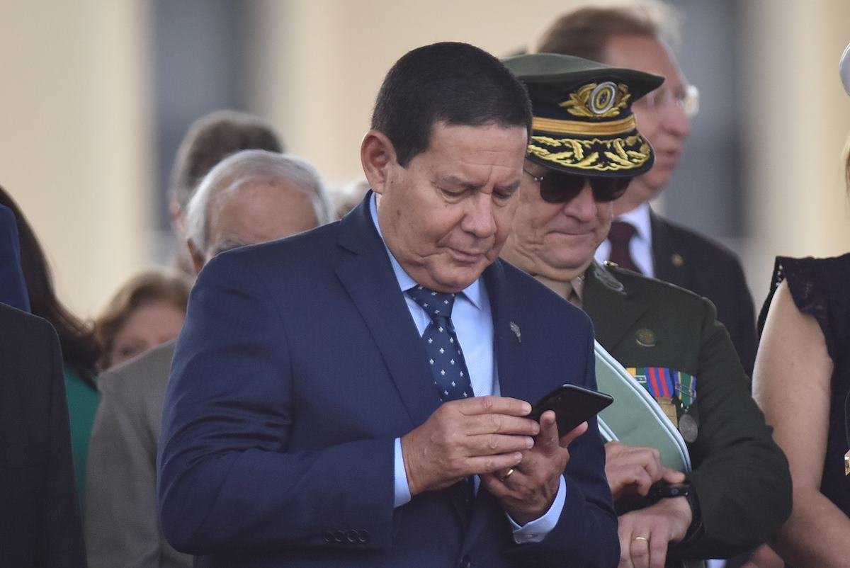Hamilton Mourão passa por cirurgia de catarata em Brasília | Metrópoles
