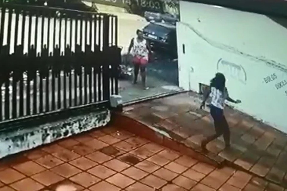Com facão, mulher ameaça ex do atual companheiro na frente dos filhos ... Com facão, mulher ameaça ex do atual companheiro na frente dos filhos ...