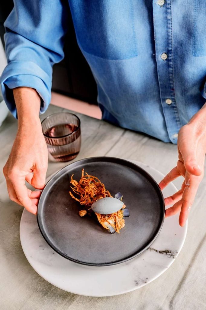 Marca lança linda coleção de mesa posta com curadoria da chef Helena ...