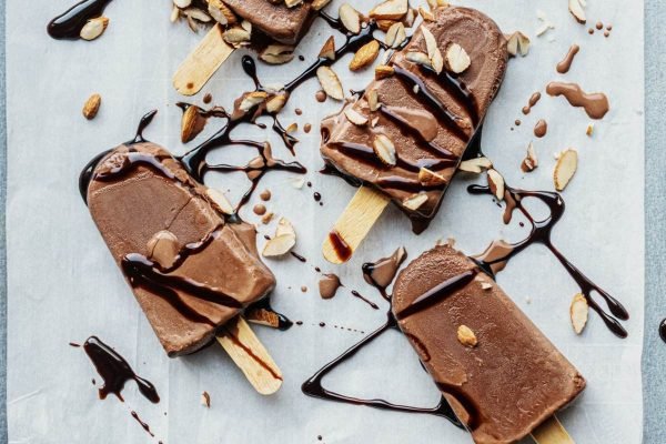 Só 3 ingredientes: veja a receita do picolé de chocolate cremoso ...