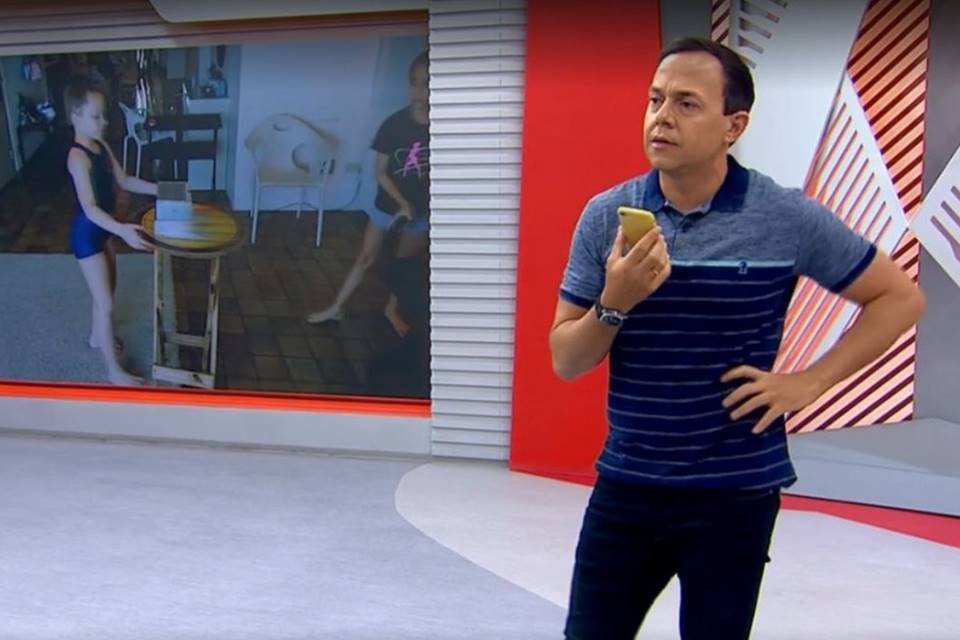 Ao vivo, apresentador liga para a mãe e pergunta: “O que tem para ...
