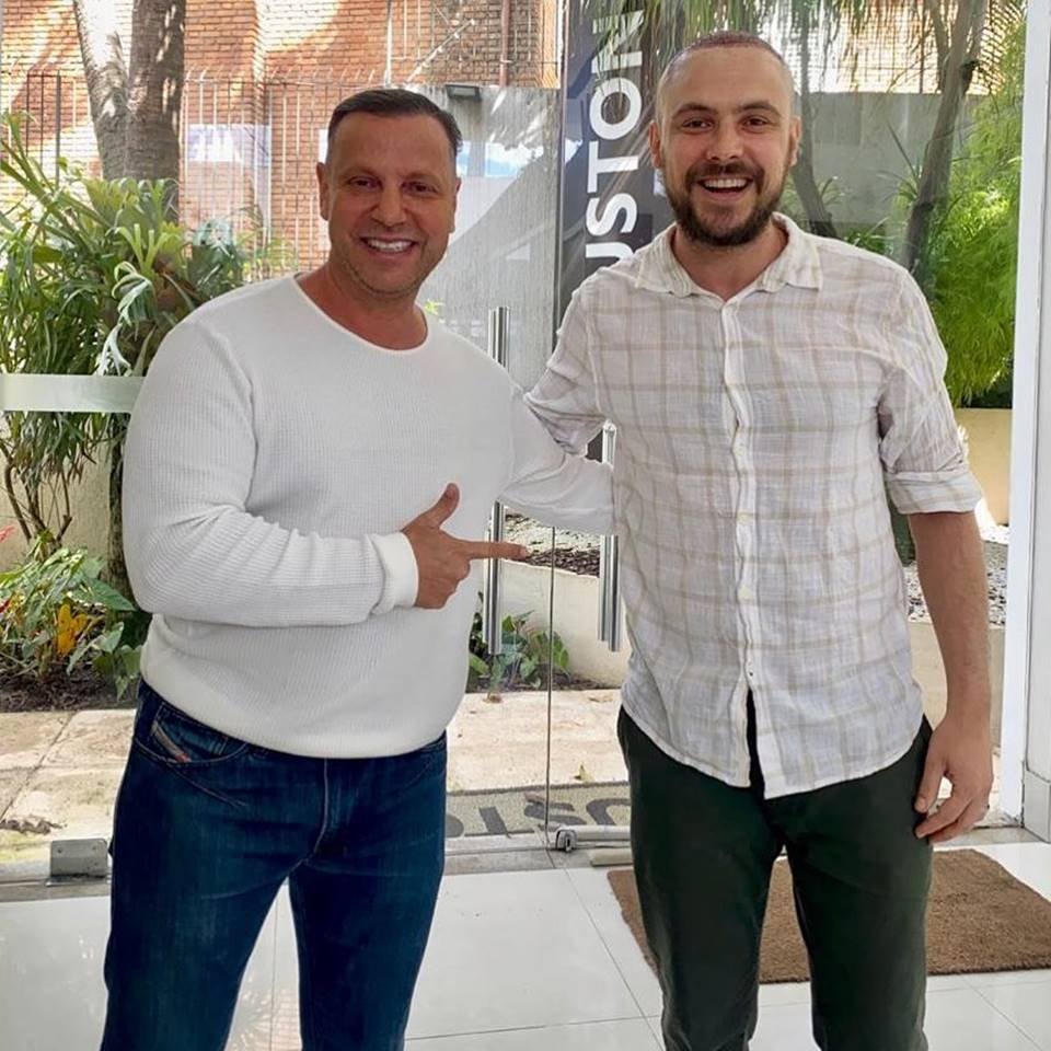 Sergio Guizé ostenta novo visual após transplante capilar | Metrópoles