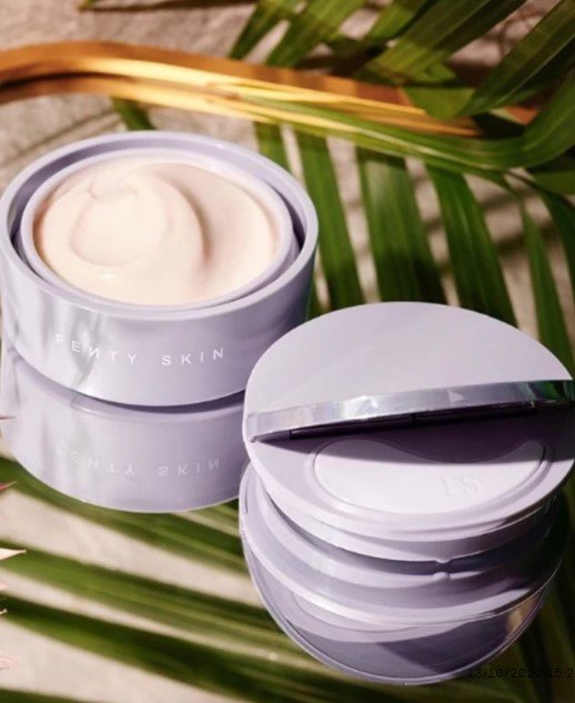 Rihanna lança creme “antiestresse” que cuida da pele enquanto você ...