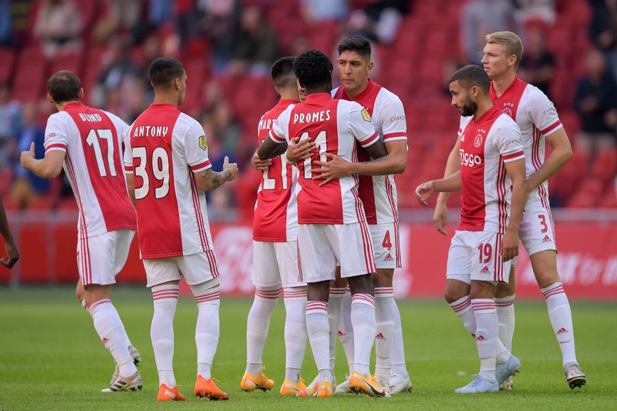 Ajax proíbe que torcedores levem cartazes para estádio | Metrópoles