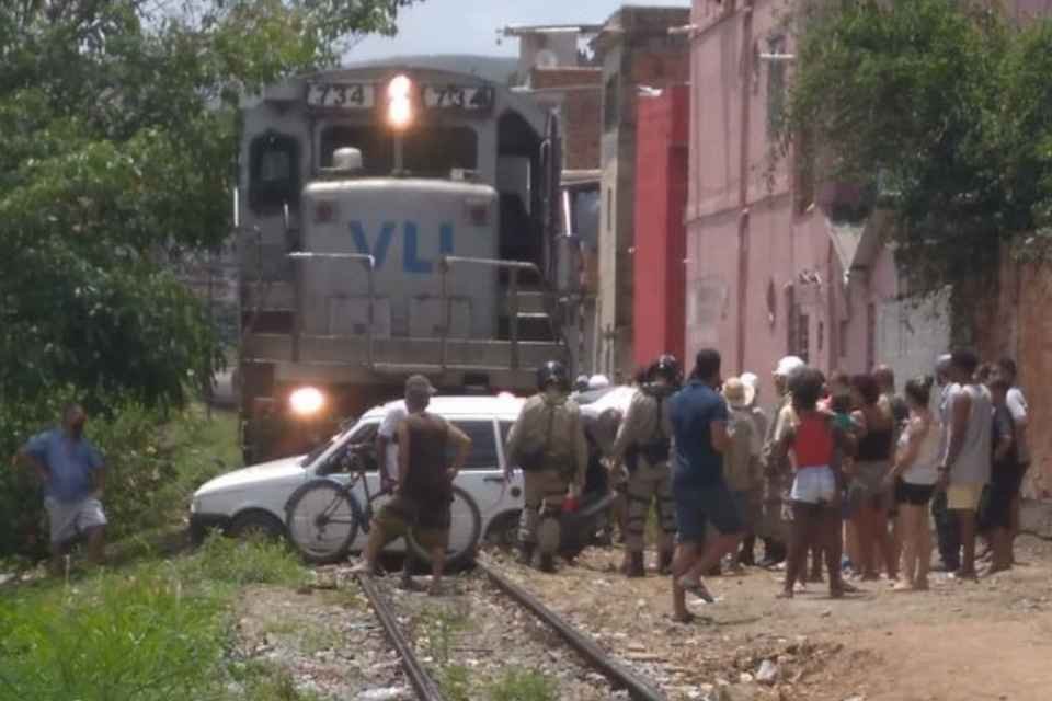 Vídeo Carro Desliga Em Cima De Linha Férrea E é Atingido Por Trem
