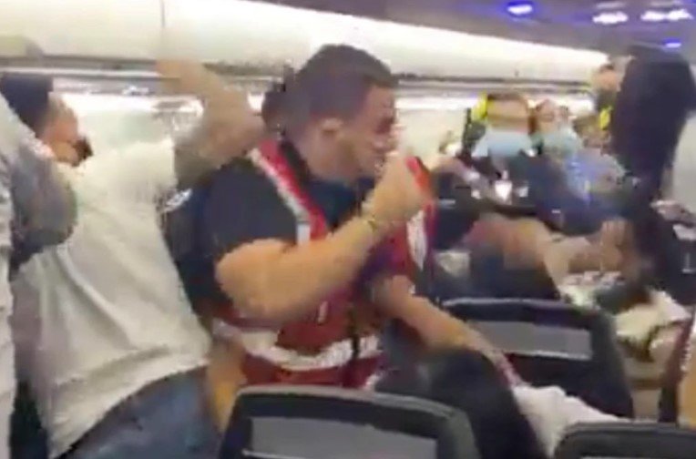 Vídeo Mulher Sem Máscara Gera Briga Em Avião E é Imobilizada Com
