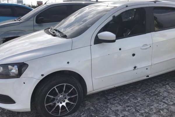 Carro é atingido por mais de 20 tiros e duas pessoas ficam feridas na ...