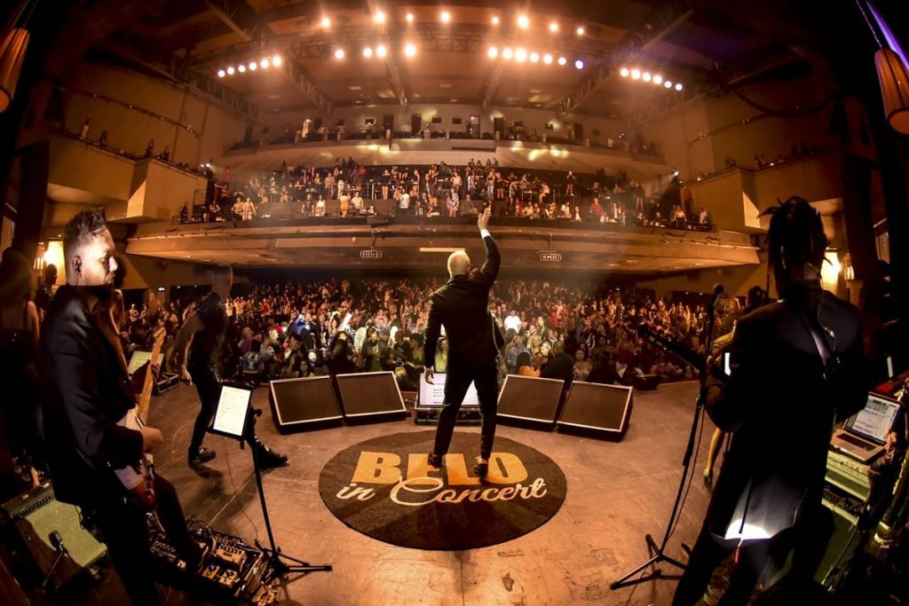 Belo faz show no Rio com presença do governador: “Adorei vê-lo na ...