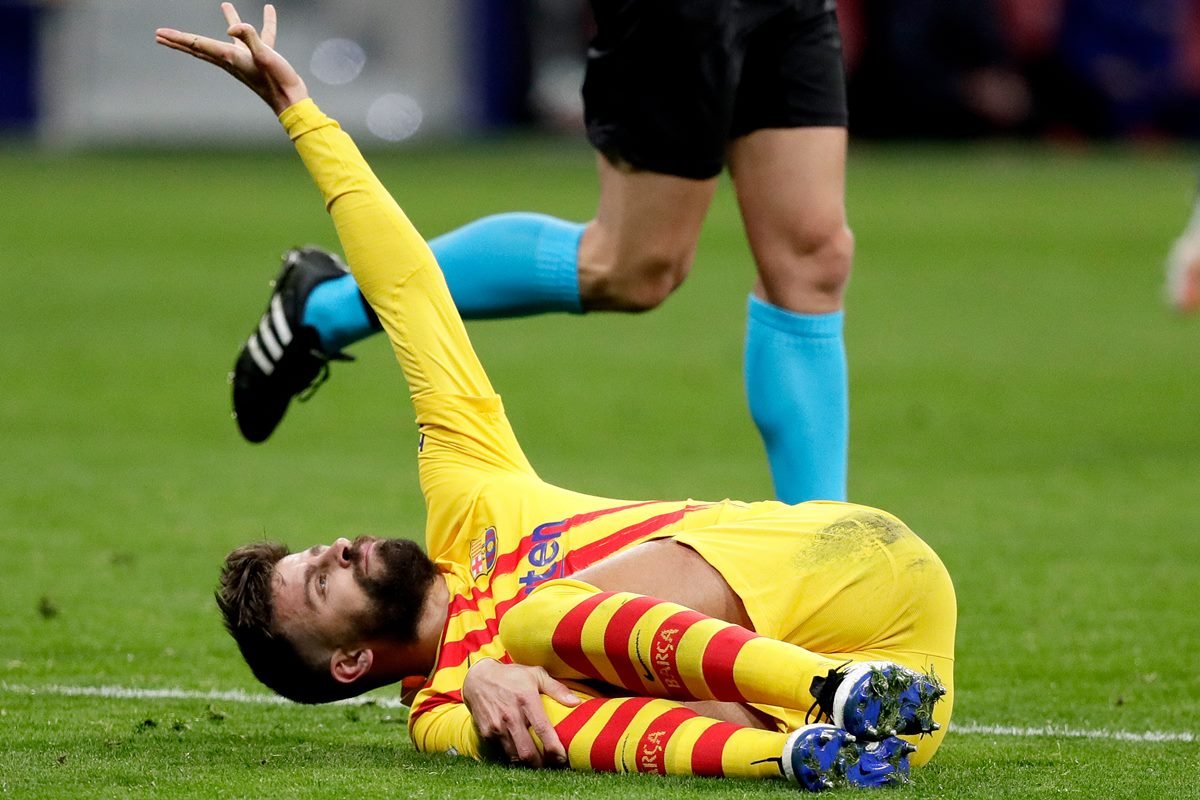 Barcelona confirma lesão grave no ligamento do joelho direito de Piqué ...