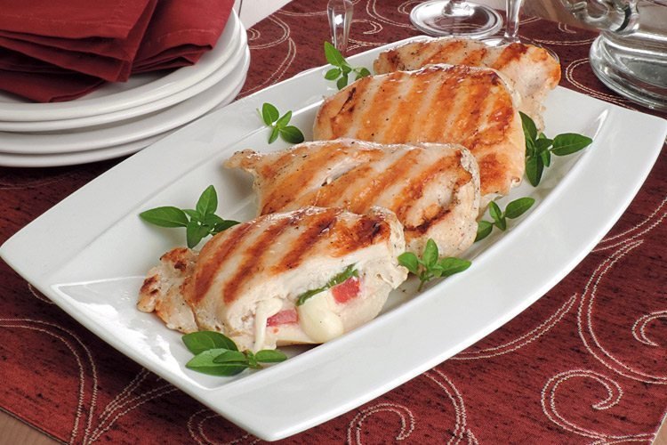 Frango recheado rápido: receita é ideal para refeições leves | Metrópoles