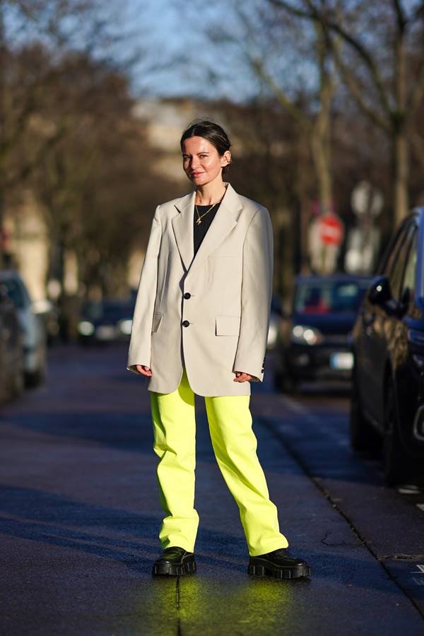 Inspire-se em looks de street style com as duas cores da Pantone para ...