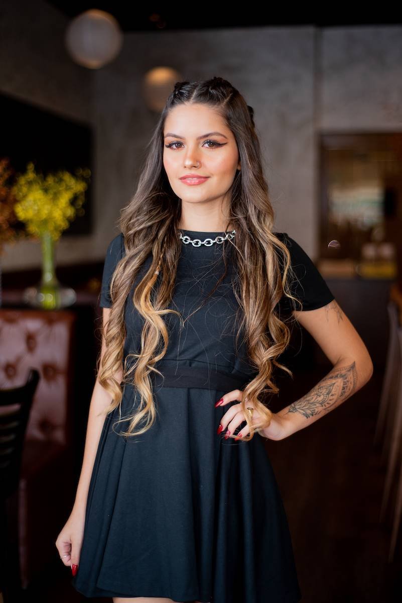 Lara Torres celebra aniversário com festa inspirada na Belle Époque