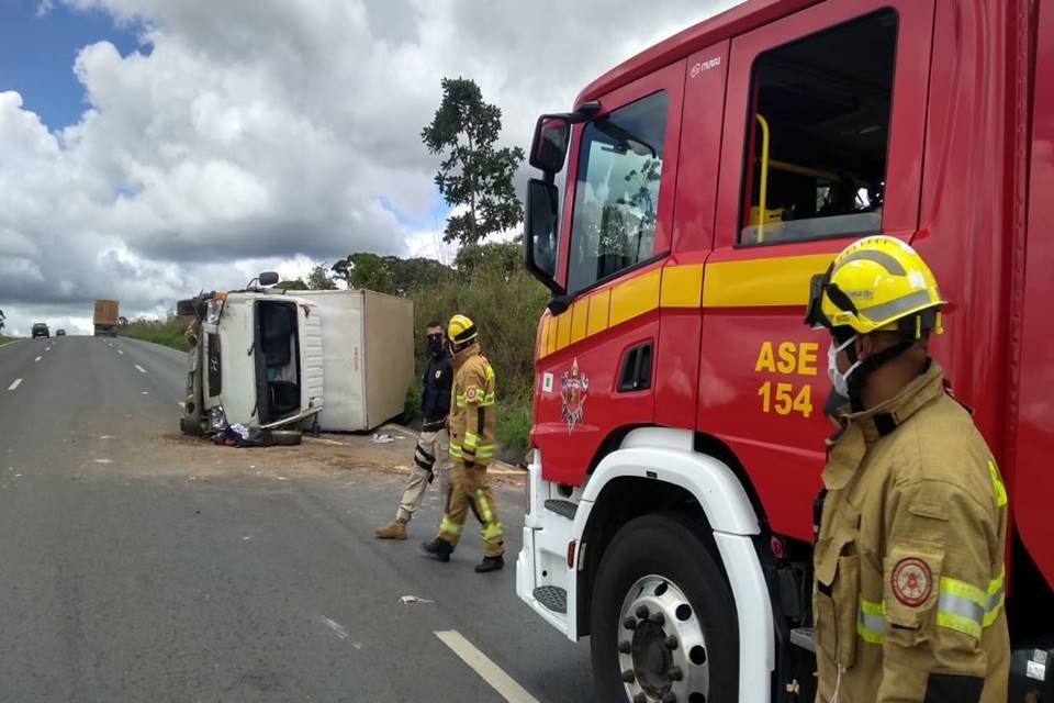 Vídeo: motorista perde o controle e caminhão tomba na BR-020 | Metrópoles
