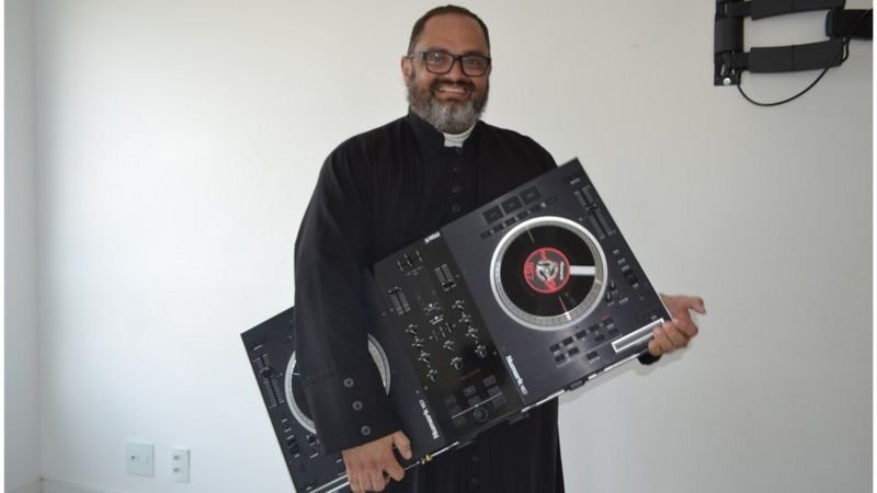 Quem é o padre DJ que viralizou nas redes sociais? Assista à ...