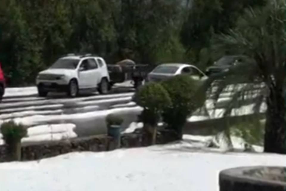 Tempestade de granizo deixa rodovia coberta de gelo em SC | Metrópoles