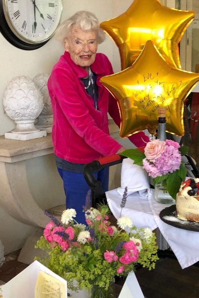 Mãe do bilionário Richard Branson, Eve Branson morre vítima de Covid-19 ...