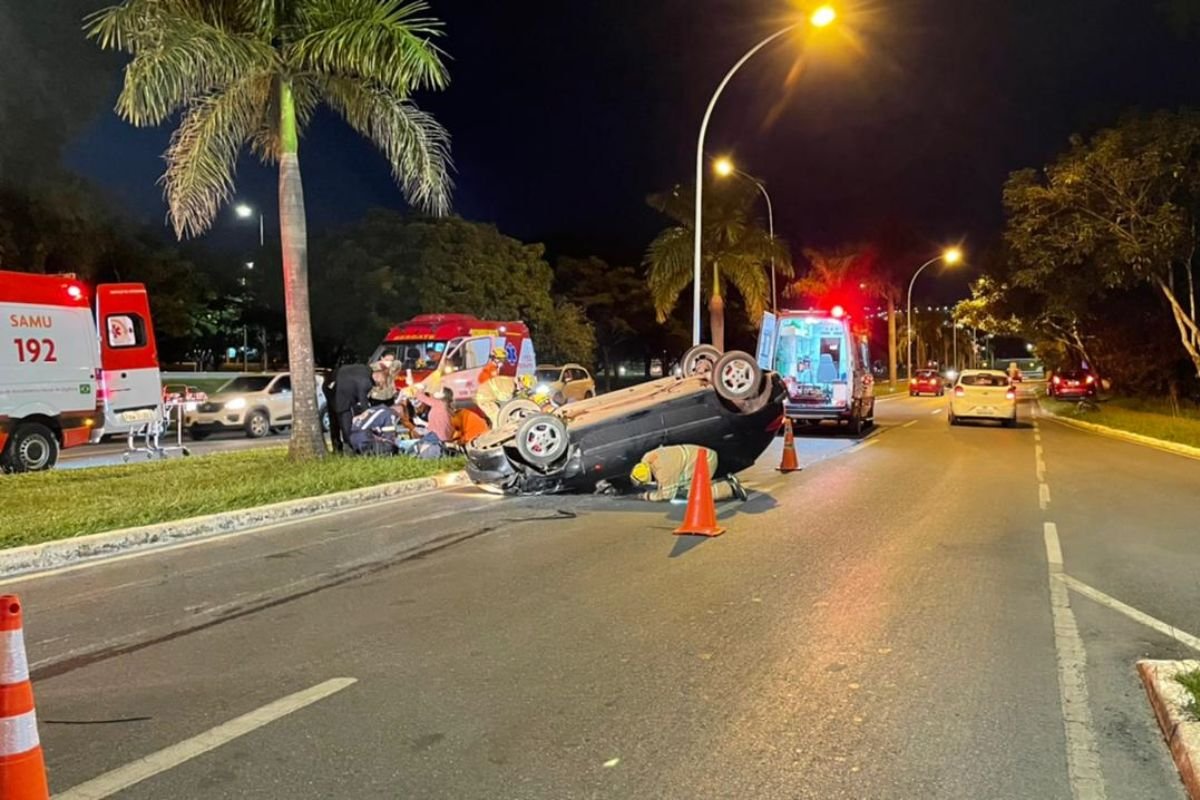 Após capotamento de carro na Asa Norte, vítima é socorrida em estado ...