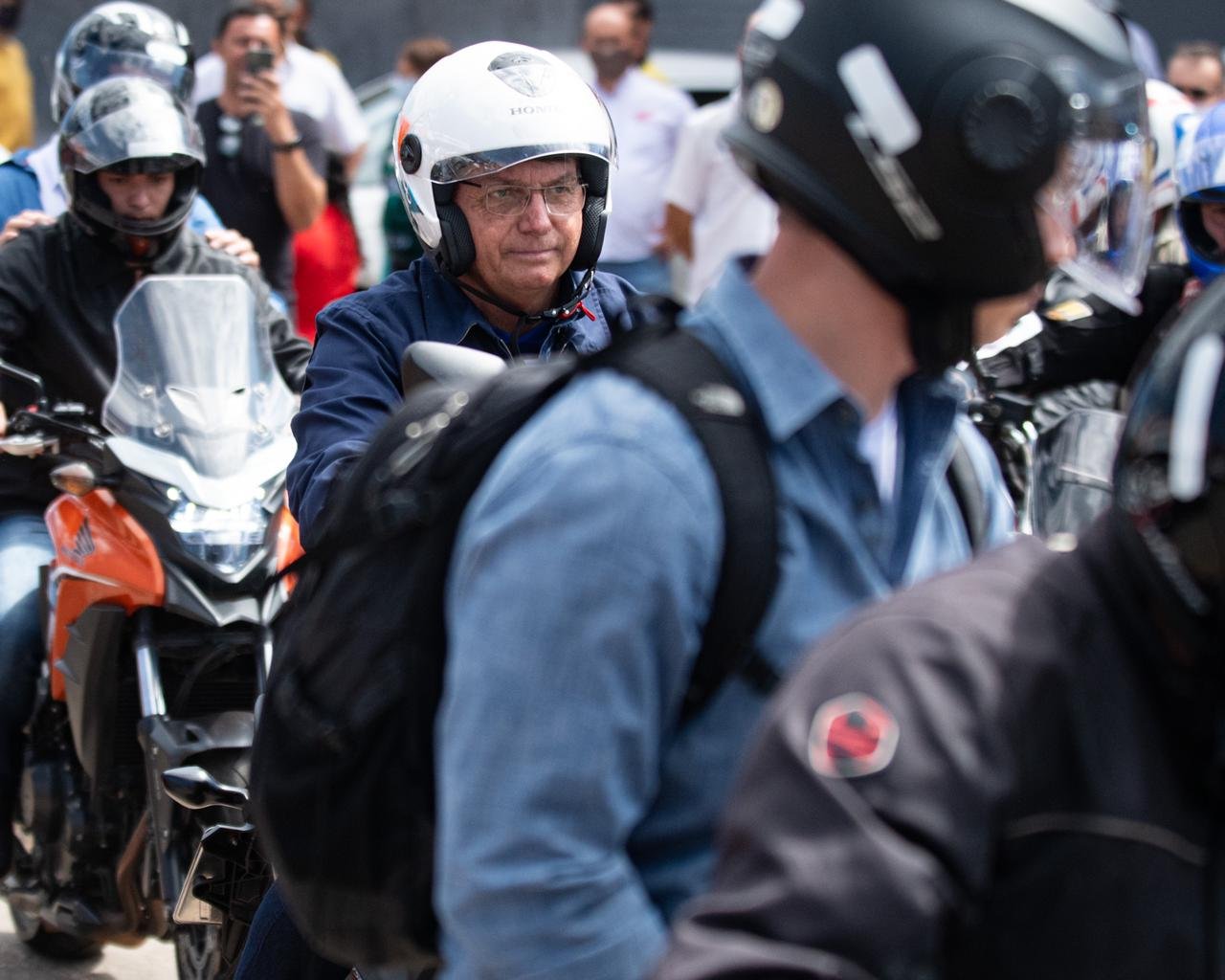 Em visita a loja de motos, Bolsonaro defende Pazuello: “Tremendo gestor ...