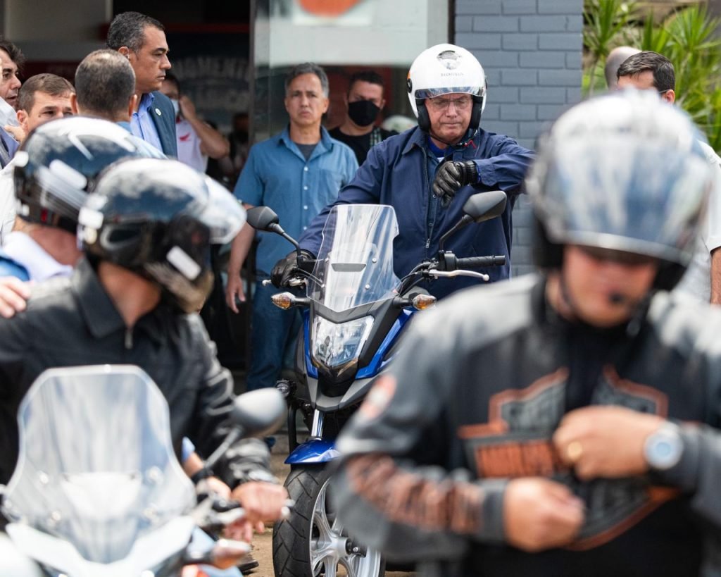 Em visita a loja de motos, Bolsonaro defende Pazuello: “Tremendo gestor ...