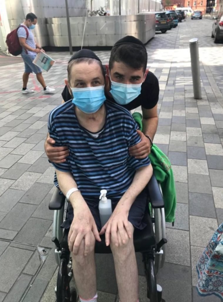 Homem se recupera da Covid-19 após passar 9 semanas em coma | Metrópoles