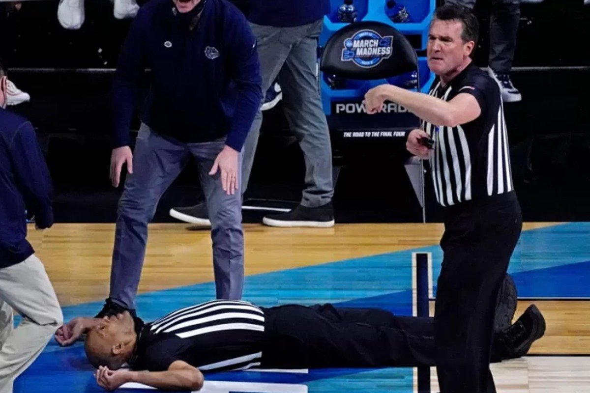 Árbitro dá susto ao desmaiar e cair duro no chão em jogo de basquete ...