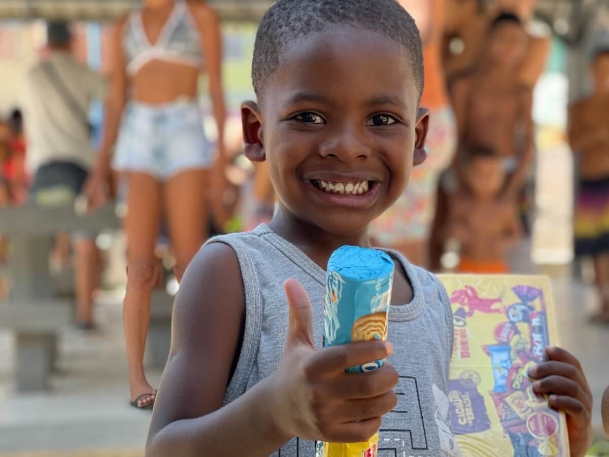 ONG Rio de Paz distribuiu 400 caixas de bombons nas favelas do Rio ...