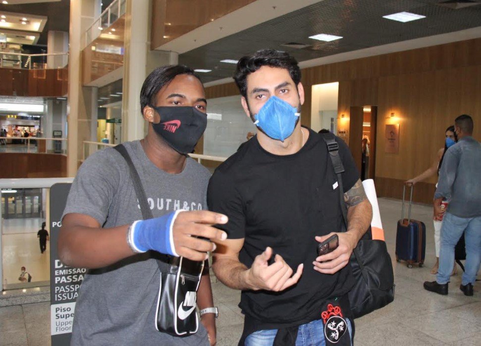 Eliminado do BBB21, Rodolffo é assediado por fãs em aeroporto. Veja ...