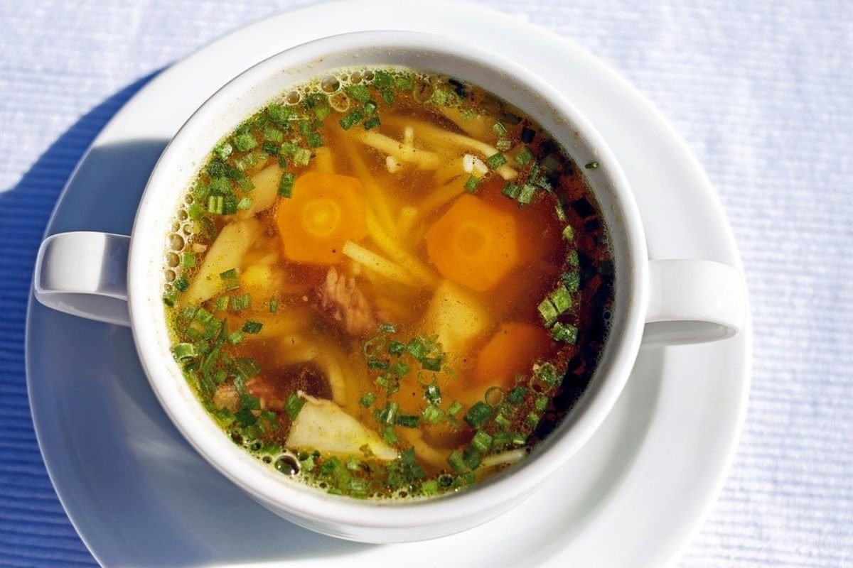 Cozinha afetiva: faça a canja de galinha com quinoa e legumes | Metrópoles