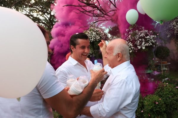 Tatá Canhedo e Diego Pessoa fazem chá revelação intimista no Lago Sul