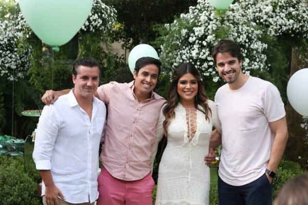 Tatá Canhedo e Diego Pessoa fazem chá revelação intimista no Lago Sul