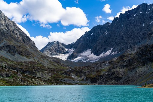 Viaje pelas montanhas de Altai e seus balneários turísticos no inverno ...