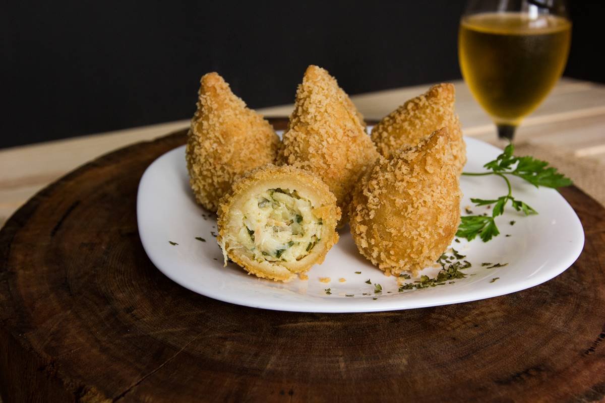 Deliciosa! Aprenda a fazer coxinha de frango com catupiry sem massa ...