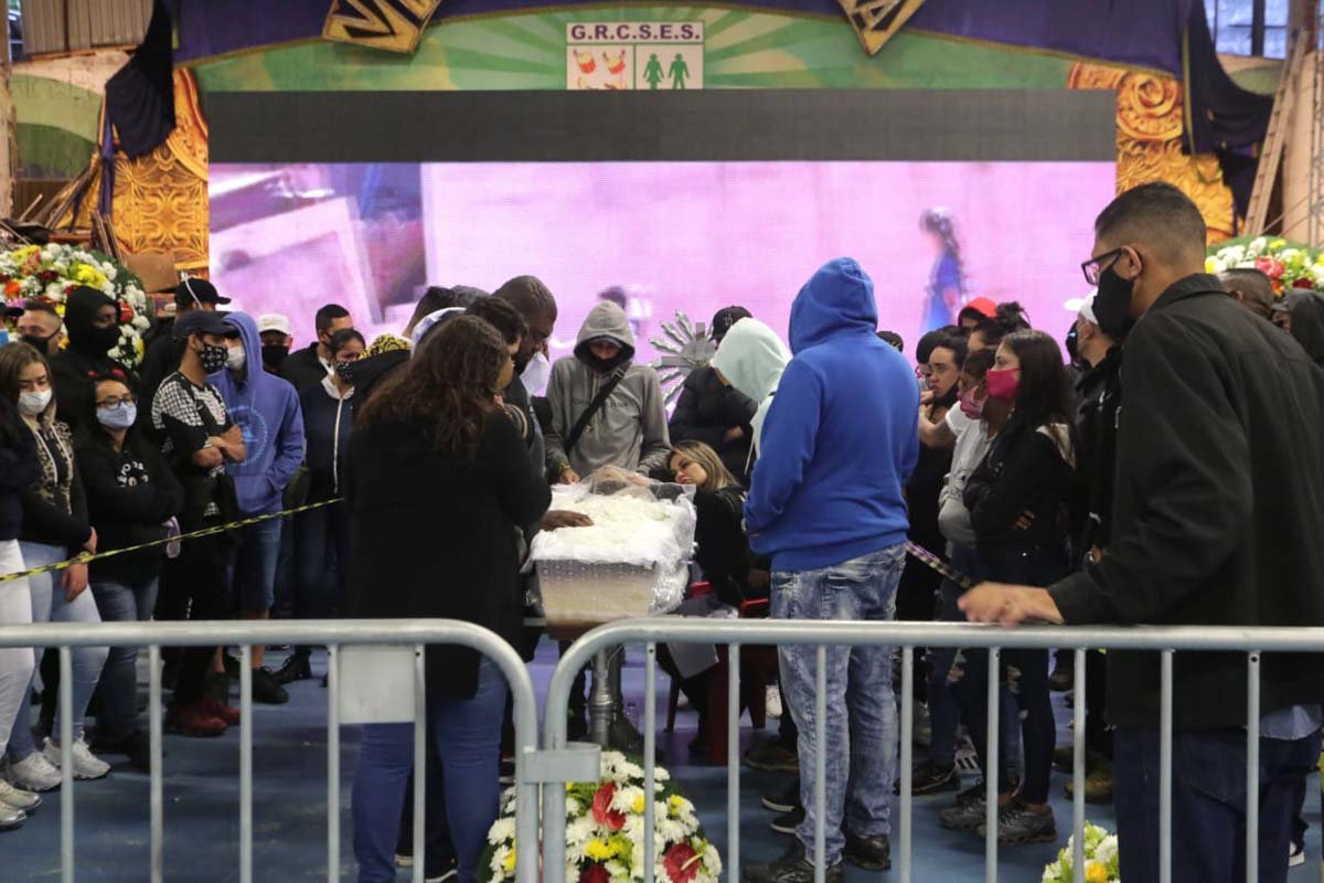 Fãs cantam música de MC Kevin no velório do artista. Vídeo | Metrópoles