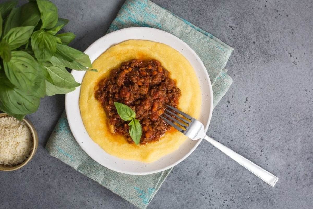 Prepare uma deliciosa polenta com ragu de linguiça para se aquecer ...