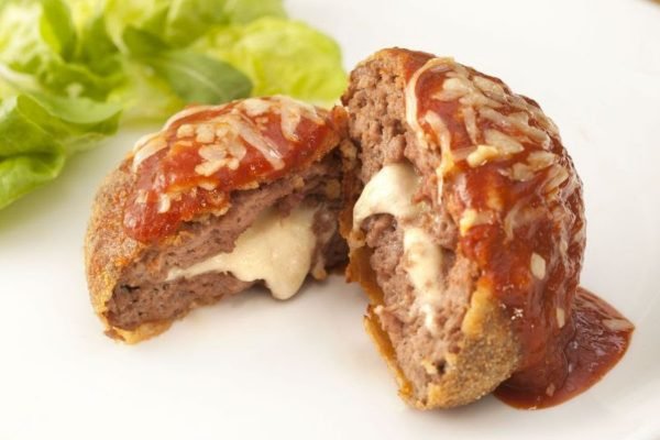 Aprenda a fazer um prático polpetone recheado com queijo