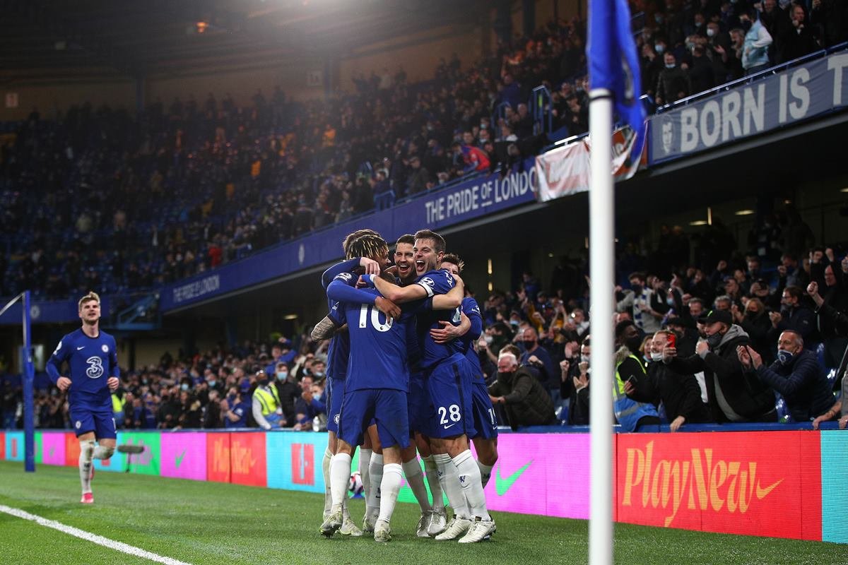 Ingleses comemoram o retorno dos torcedores aos estádios após 6 meses ...