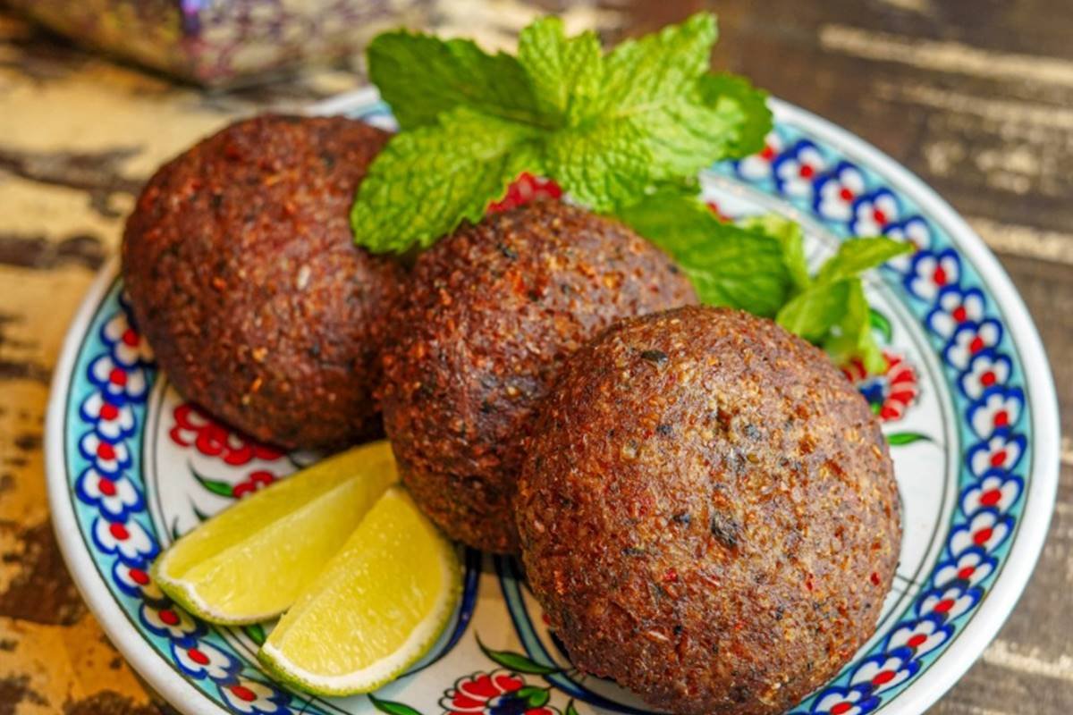 Que delícia! Aprenda a fazer quibe frito com molho de alho | Metrópoles