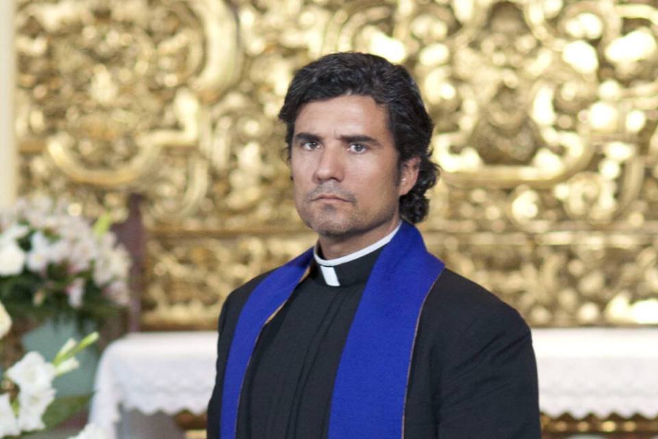 Na vida real, padre de Triunfo do Amor tem filho gato e também ator ...