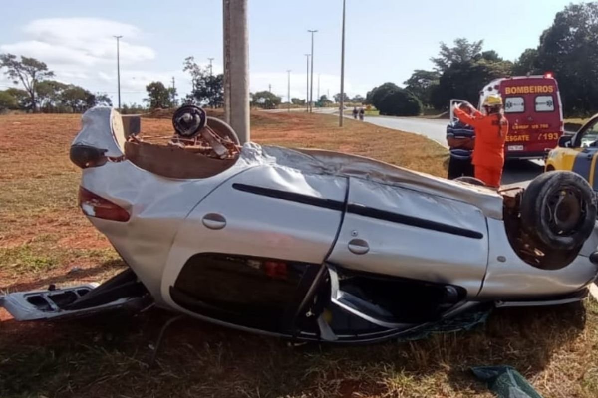 Carro capota e vai parar em canteiro de rodovia no DF | Metrópoles