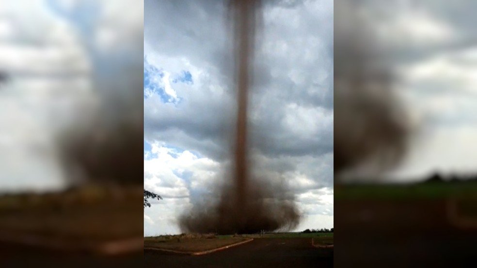 Vídeo: redemoinho com cerca de 30 metros impressiona moradores de GO ...