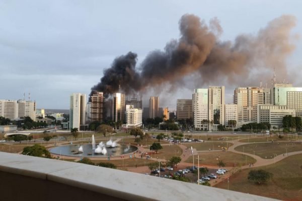 Vídeo: incêndio em obra assusta motoristas no centro de Brasília ...