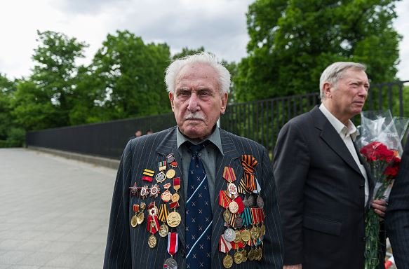 Morre David Dushman, último soldado sobrevivente que liberou Auschwitz ...